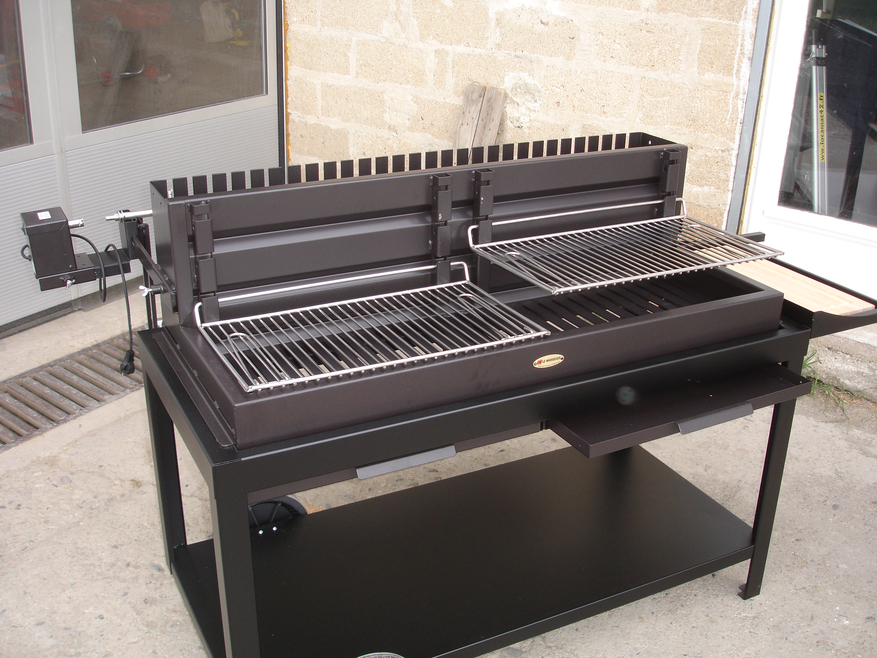 Barbecue grande capacite avec tourne broche