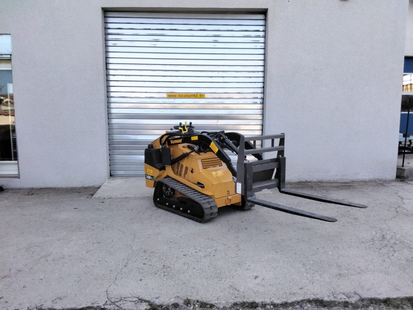 Mini chargeuse avec fourche à palettes